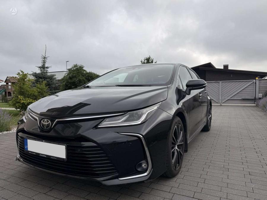 Black Toyota Corolla 2019 in Klaipeda, with an engine capacity of 1.60 L and mileage of 67 thousand km for 17400 €, photo 1 on AUTOMOTO.COM.LV