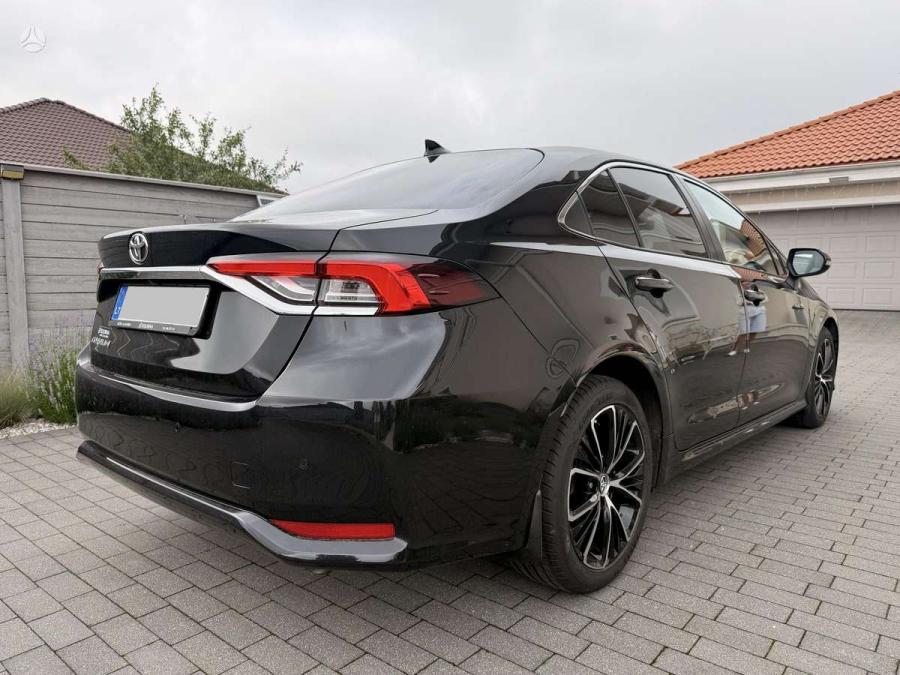 Black Toyota Corolla 2019 in Klaipeda, with an engine capacity of 1.60 L and mileage of 67 thousand km for 17400 €, photo 3 on AUTOMOTO.COM.LV