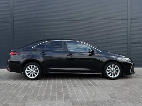 Black Toyota Corolla 2019 in Riga, with an engine capacity of 1.60 L and mileage of 136 thousand km for 13745 €, photo 3 on AUTOMOTO.COM.LV