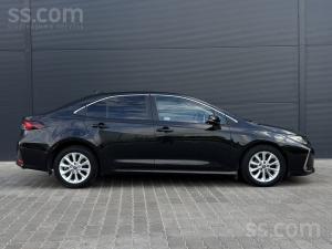 Black Toyota Corolla 2019 in Riga, with an engine capacity of 1.60 L and mileage of 136 thousand km for 13745 €, photo 4 on AUTOMOTO.COM.LV