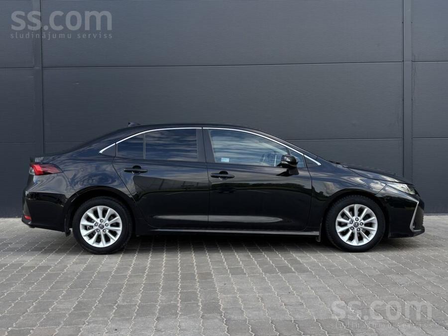 Black Toyota Corolla 2019 in Riga, with an engine capacity of 1.60 L and mileage of 136 thousand km for 13745 €, photo 4 on AUTOMOTO.COM.LV