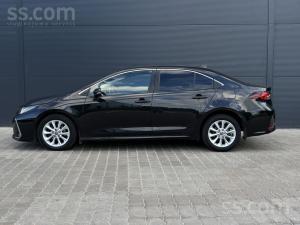 Black Toyota Corolla 2019 in Riga, with an engine capacity of 1.60 L and mileage of 136 thousand km for 13745 €, photo 7 on AUTOMOTO.COM.LV