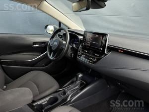 Black Toyota Corolla 2019 in Riga, with an engine capacity of 1.60 L and mileage of 136 thousand km for 13745 €, photo 9 on AUTOMOTO.COM.LV