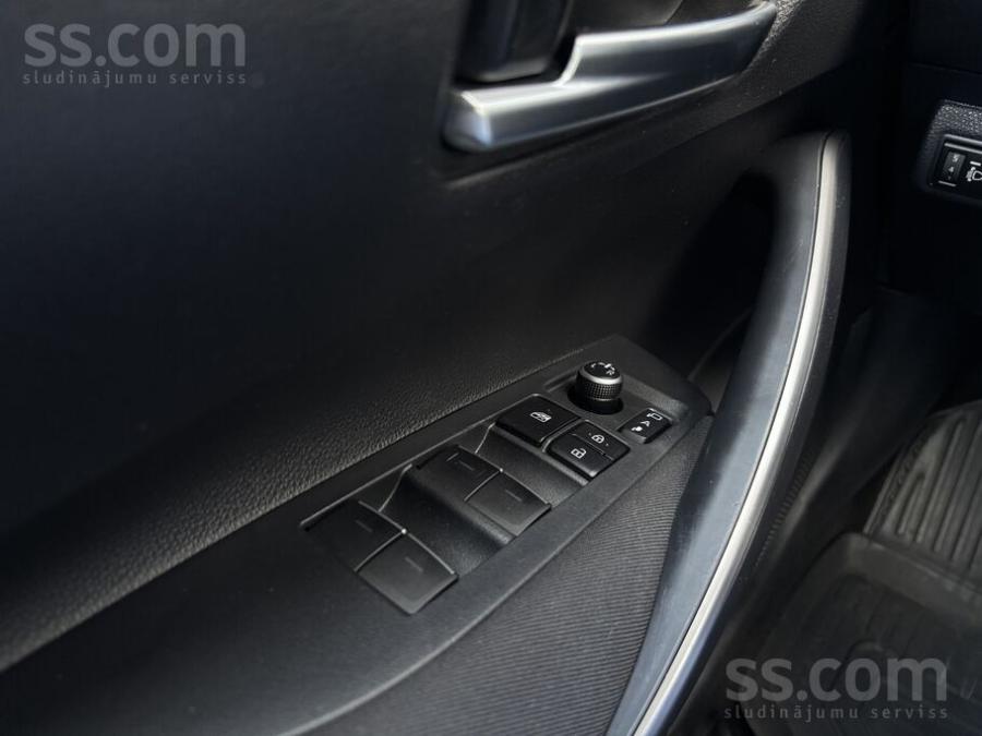 Black Toyota Corolla 2019 in Riga, with an engine capacity of 1.60 L and mileage of 136 thousand km for 13745 €, photo 20 on AUTOMOTO.COM.LV