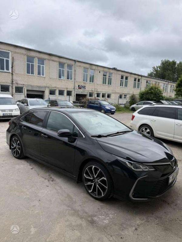 Melns Toyota Corolla 2019 Viļņa, ar dzinēja tilpumu 1.60 L un nobraukumu 250 tūkst. km par 15000 €, foto 1 vietnē AUTOMOTO.COM.LV