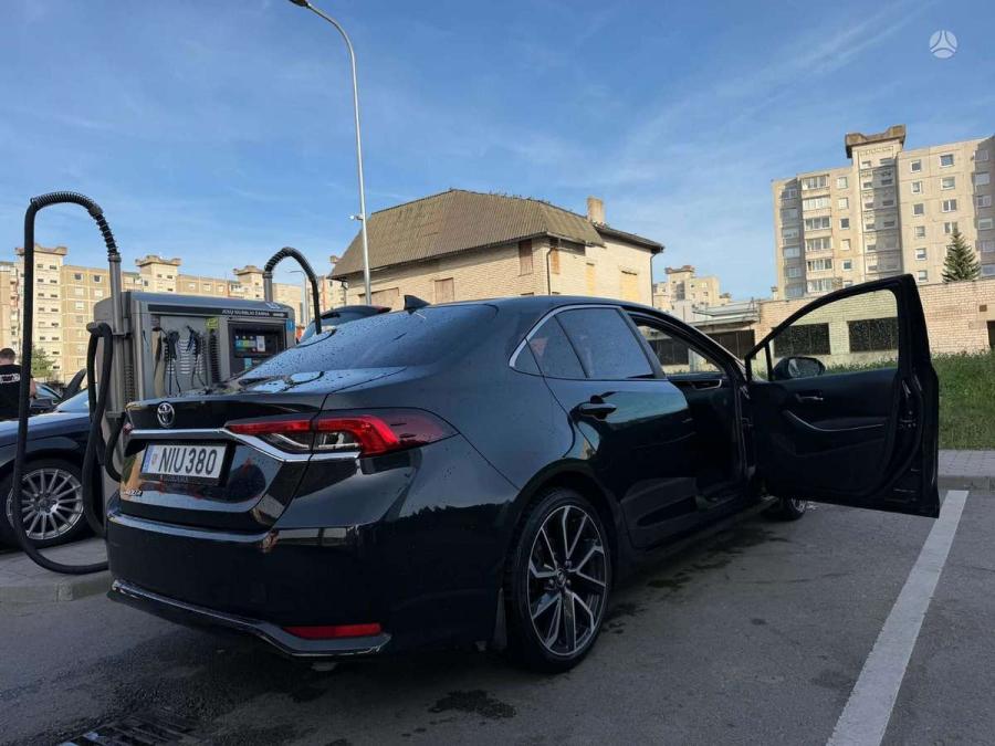 Black Toyota Corolla 2019 in Vilnius, with an engine capacity of 1.60 L and mileage of 250 thousand km for 15000 €, photo 5 on AUTOMOTO.COM.LV