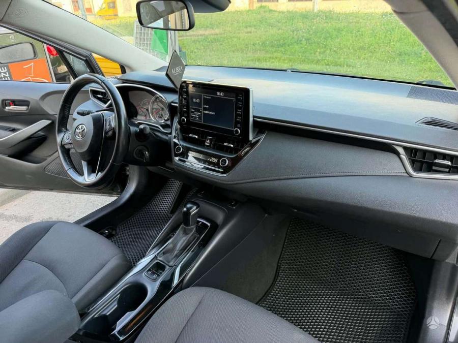 Black Toyota Corolla 2019 in Vilnius, with an engine capacity of 1.60 L and mileage of 250 thousand km for 15000 €, photo 9 on AUTOMOTO.COM.LV