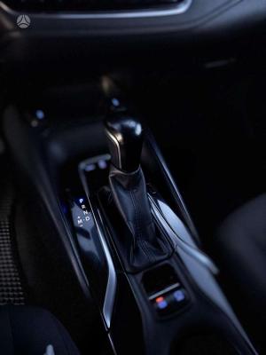Black Toyota Corolla 2019 in Vilnius, with an engine capacity of 1.60 L and mileage of 250 thousand km for 15000 €, photo 11 on AUTOMOTO.COM.LV