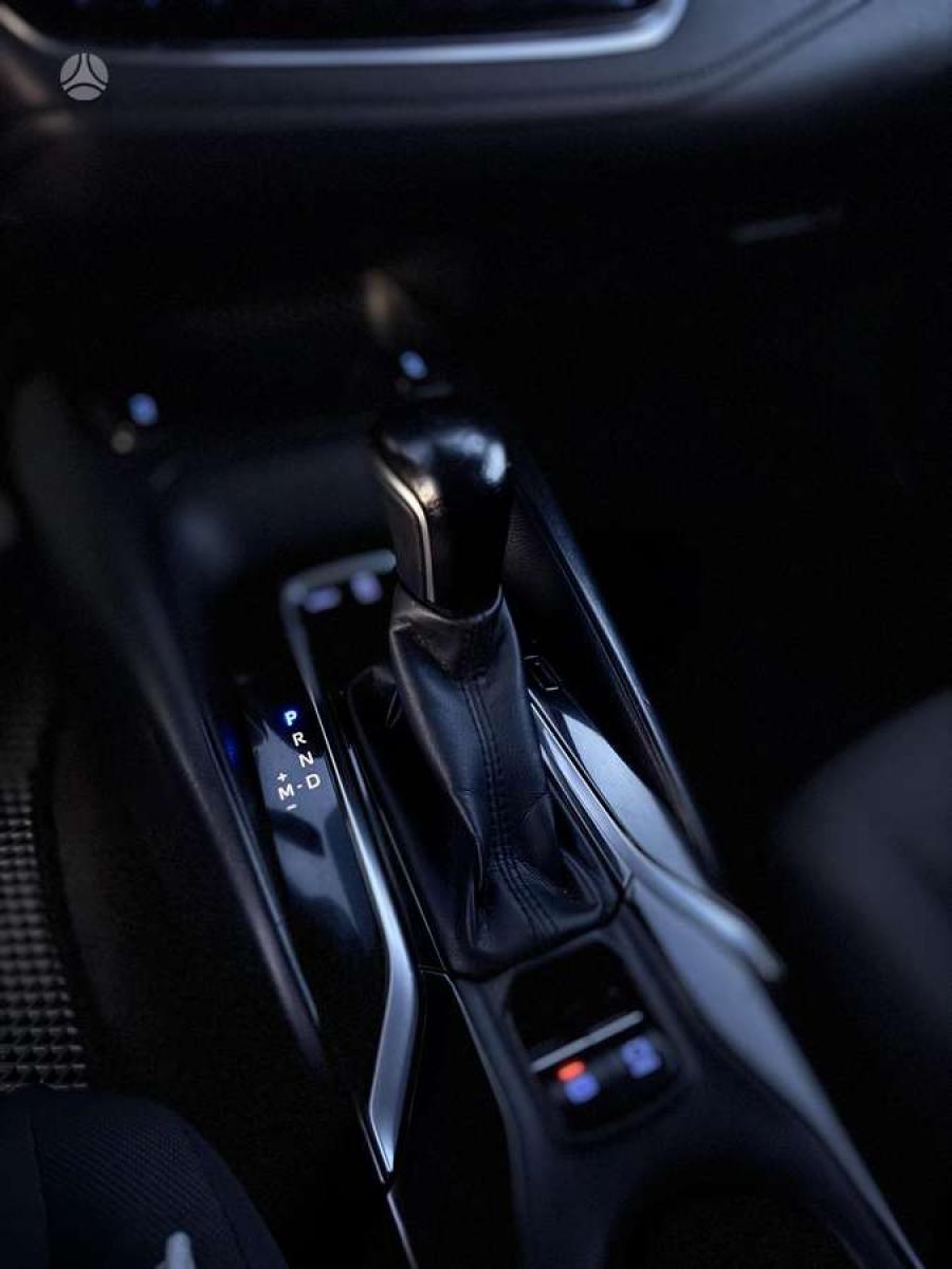 Black Toyota Corolla 2019 in Vilnius, with an engine capacity of 1.60 L and mileage of 250 thousand km for 15000 €, photo 11 on AUTOMOTO.COM.LV