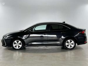 Black Toyota Corolla 2020 in Vilnius, with an engine capacity of 1.80 L and mileage of 100 thousand km for 17900 €, photo 4 on AUTOMOTO.COM.LV