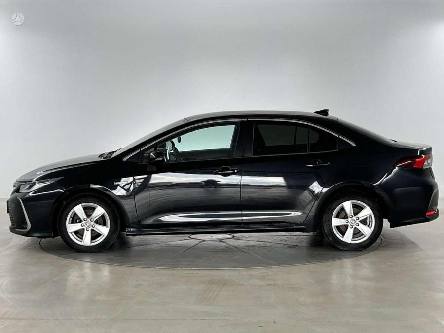 Black Toyota Corolla 2020 in Vilnius, with an engine capacity of 1.80 L and mileage of 100 thousand km for 17900 €, photo 4 on AUTOMOTO.COM.LV