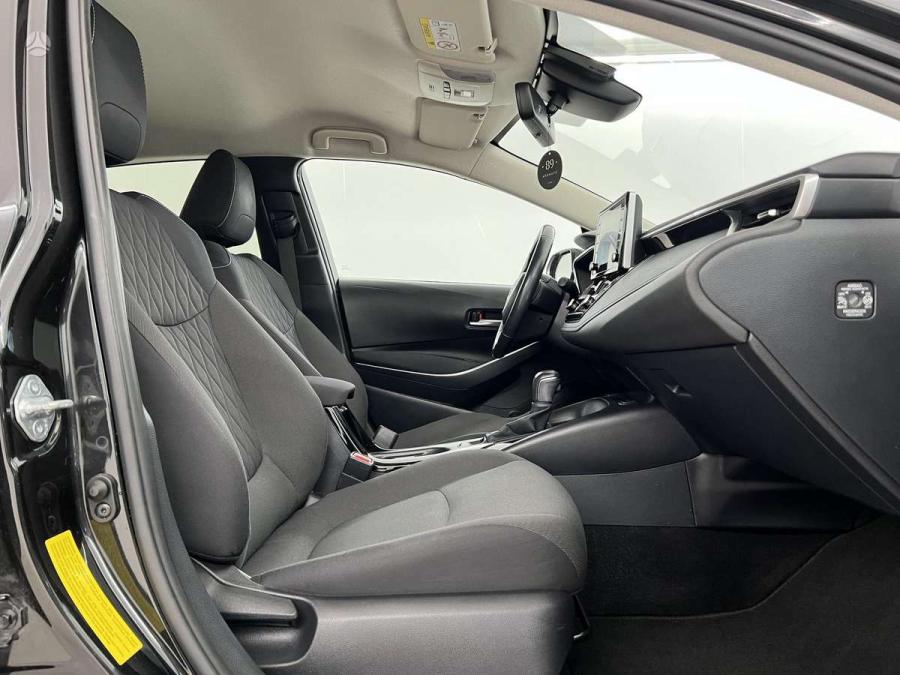 Black Toyota Corolla 2020 in Vilnius, with an engine capacity of 1.80 L and mileage of 100 thousand km for 17900 €, photo 7 on AUTOMOTO.COM.LV