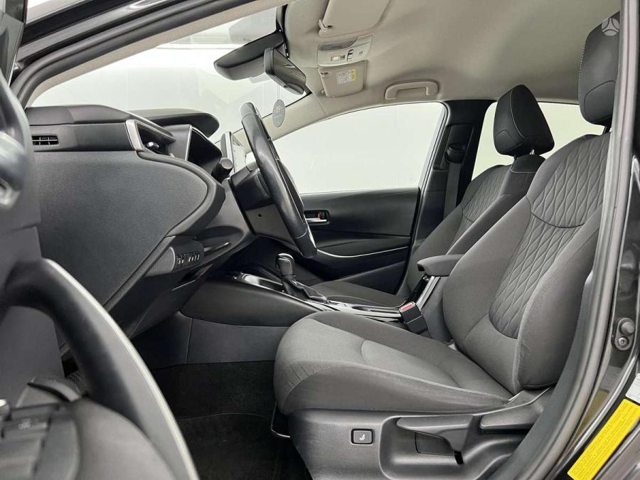 Black Toyota Corolla 2020 in Vilnius, with an engine capacity of 1.80 L and mileage of 100 thousand km for 17900 €, photo 12 on AUTOMOTO.COM.LV