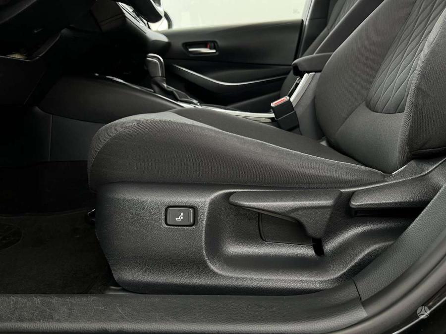 Black Toyota Corolla 2020 in Vilnius, with an engine capacity of 1.80 L and mileage of 100 thousand km for 17900 €, photo 26 on AUTOMOTO.COM.LV
