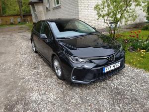 Melns Toyota Corolla 2021 Tallina, ar dzinēja tilpumu 1.50 L un nobraukumu 100 tūkst. km par 16490 €, foto  vietnē AUTOMOTO.COM.LV