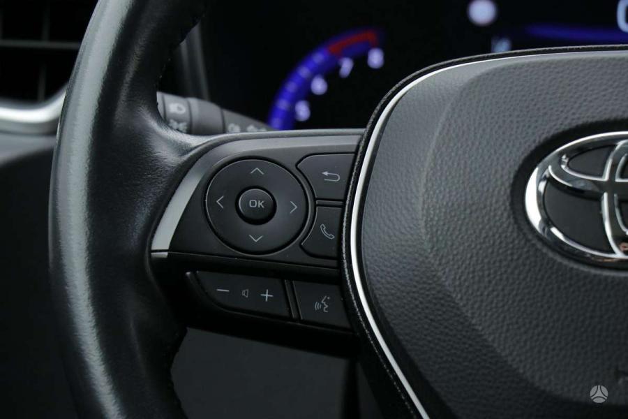 Black Toyota Corolla 2021 in Vilnius, with an engine capacity of 1.49 L and mileage of 66 thousand km for 16900 €, photo 26 on AUTOMOTO.COM.LV