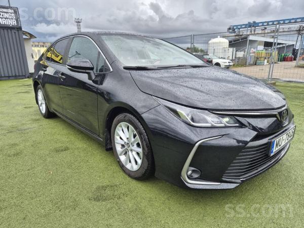 Black Toyota Corolla 2021 in Liepaja, with an engine capacity of 1.80 L and mileage of 186 thousand km for 14200 €, photo 3 on AUTOMOTO.COM.LV