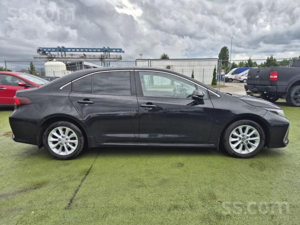 Black Toyota Corolla 2021 in Liepaja, with an engine capacity of 1.80 L and mileage of 186 thousand km for 14200 €, photo 4 on AUTOMOTO.COM.LV