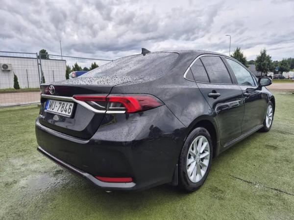 Black Toyota Corolla 2021 in Liepaja, with an engine capacity of 1.50 L and mileage of 186 thousand km for 14200 €, photo 5 on AUTOMOTO.COM.LV