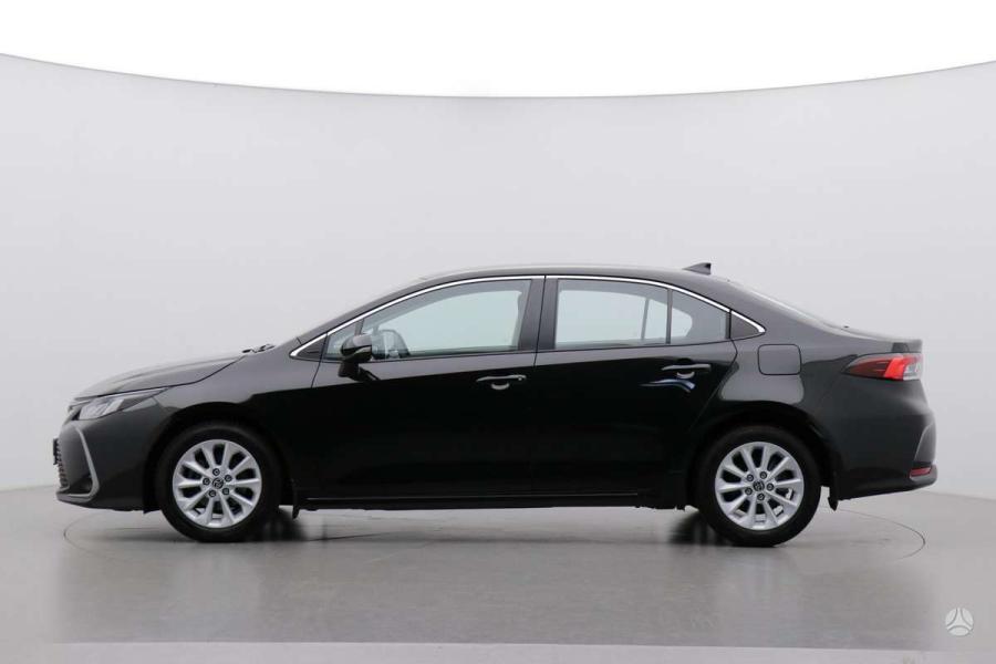 Black Toyota Corolla 2022 in Vilnius, with an engine capacity of 1.49 L and mileage of 23 thousand km for 19600 €, photo 5 on AUTOMOTO.COM.LV
