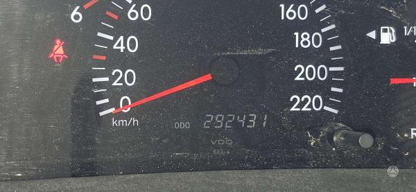 Black Toyota Corolla 2005 in Vilnius, with an engine capacity of 1.36 L and mileage of 293 thousand km for 1950 €, photo 5 on AUTOMOTO.COM.LV