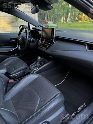 Black Toyota Corolla 2019 in Cesis, with an engine capacity of 2.00 L and mileage of 78 thousand km for 17400 €, photo 8 on AUTOMOTO.COM.LV