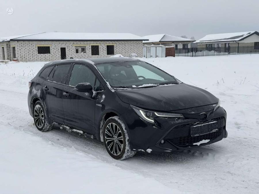 Black Toyota Corolla 2020 in Panevezys, with an engine capacity of 1.80 L and mileage of 82 thousand km for 14000 €, photo 1 on AUTOMOTO.COM.LV