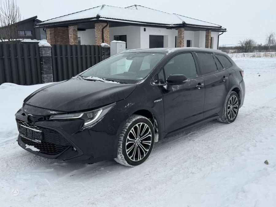 Black Toyota Corolla 2020 in Panevezys, with an engine capacity of 1.80 L and mileage of 82 thousand km for 14000 €, photo 3 on AUTOMOTO.COM.LV