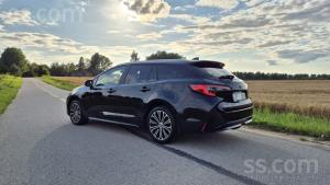 Black Toyota Corolla 2020 in Riga, with an engine capacity of 1.80 L and mileage of 130 thousand km for 18000 €, photo 4 on AUTOMOTO.COM.LV