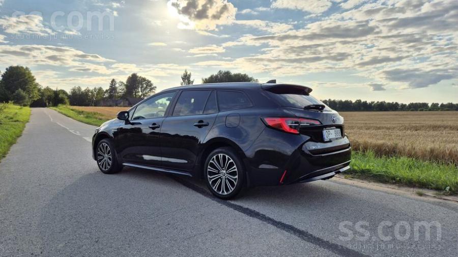 Black Toyota Corolla 2020 in Riga, with an engine capacity of 1.80 L and mileage of 130 thousand km for 18000 €, photo 4 on AUTOMOTO.COM.LV