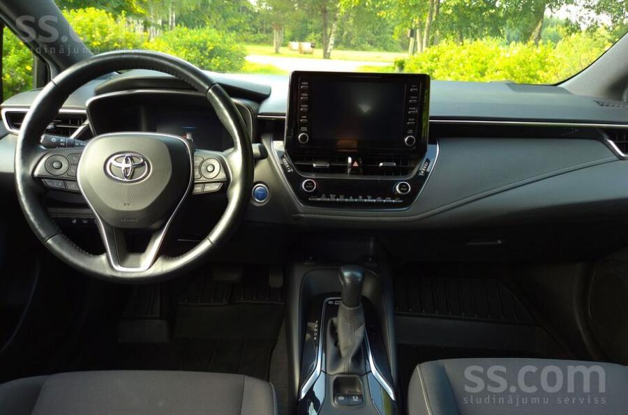 Black Toyota Corolla 2020 in Riga, with an engine capacity of 1.80 L and mileage of 130 thousand km for 18000 €, photo 8 on AUTOMOTO.COM.LV