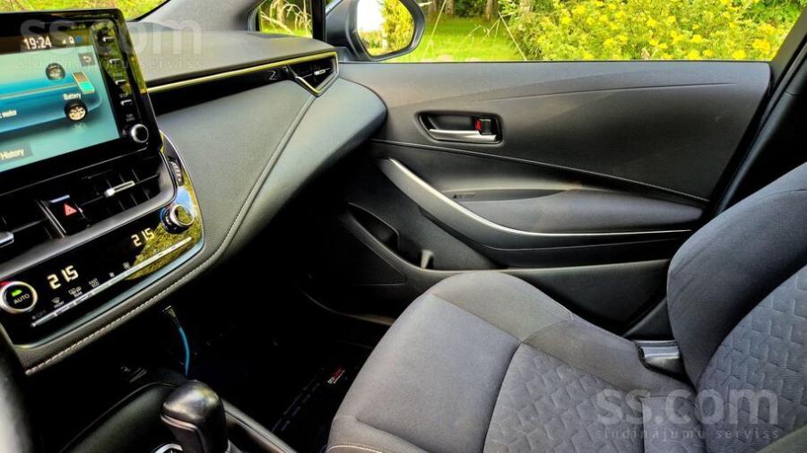 Black Toyota Corolla 2020 in Riga, with an engine capacity of 1.80 L and mileage of 130 thousand km for 18000 €, photo 15 on AUTOMOTO.COM.LV