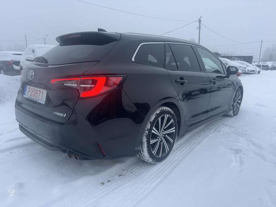 Black Toyota Corolla 2021 in Panevezys, with an engine capacity of 1.99 L and mileage of 120 thousand km for 17800 €, photo 5 on AUTOMOTO.COM.LV