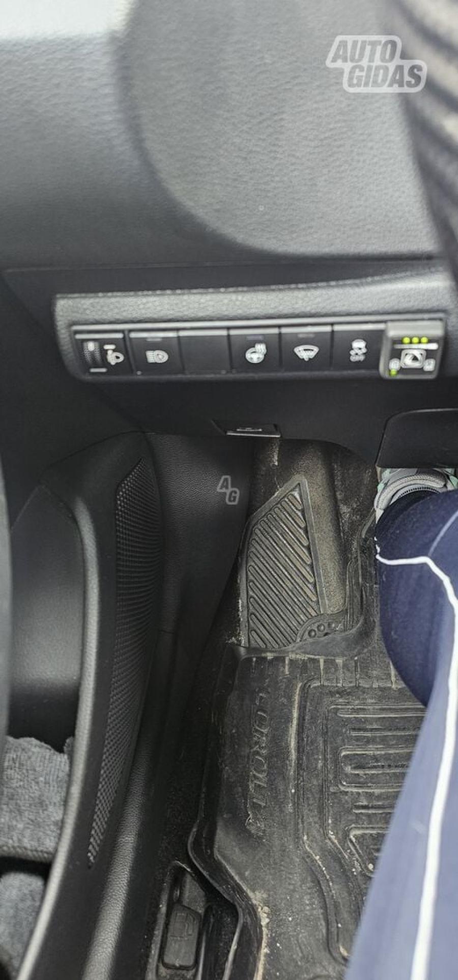 Black Toyota Corolla 2021 in Siauliai, with an engine capacity of 1.80 L and mileage of 260 thousand km for 14799 €, photo 3 on AUTOMOTO.COM.LV