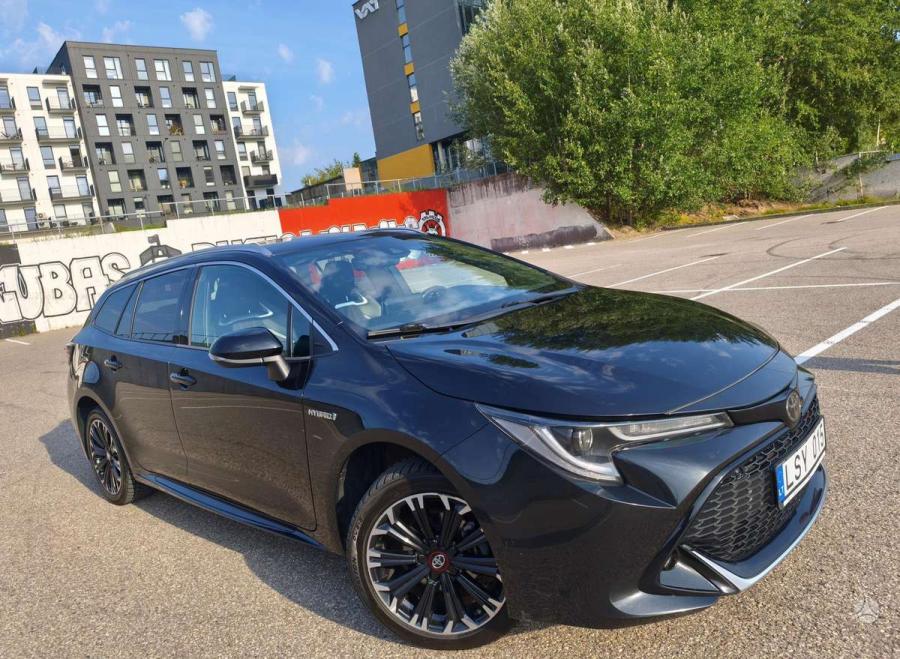 Black Toyota Corolla 2021 in Vilnius, with an engine capacity of 1.80 L and mileage of 75 thousand km for 21900 €, photo 1 on AUTOMOTO.COM.LV
