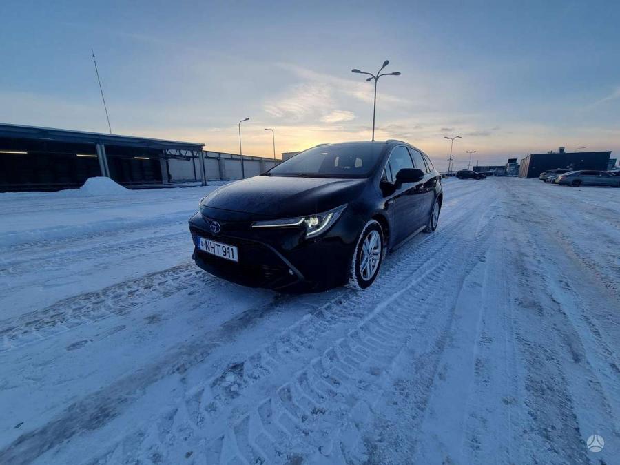 Black Toyota Corolla 2022 in Kaunas, with an engine capacity of 1.80 L and mileage of 63 thousand km for 16700 €, photo 2 on AUTOMOTO.COM.LV