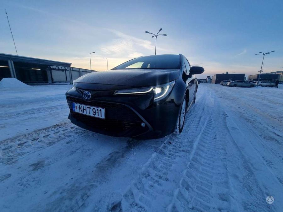 Black Toyota Corolla 2022 in Kaunas, with an engine capacity of 1.80 L and mileage of 63 thousand km for 16700 €, photo 3 on AUTOMOTO.COM.LV