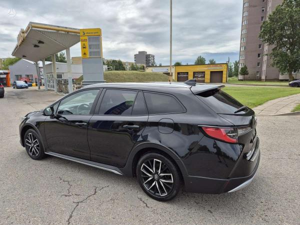 Black Toyota Corolla 2022 in Panevezys, with an engine capacity of 1.80 L and mileage of 413 thousand km for 12600 €, photo 3 on AUTOMOTO.COM.LV