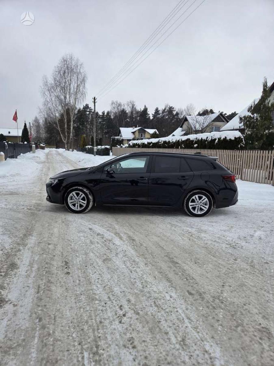 Black Toyota Corolla 2023 in Panevezys, with an engine capacity of 1.80 L and mileage of 132 thousand km for 18200 €, photo 5 on AUTOMOTO.COM.LV
