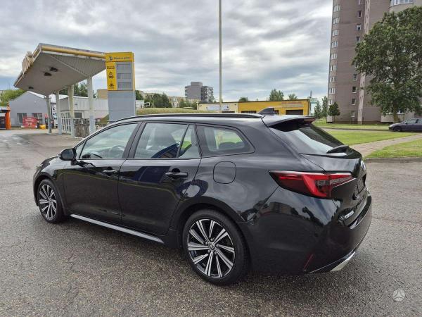 Black Toyota Corolla 2023 in Panevezys, with an engine capacity of 1.80 L and mileage of 325 thousand km for 13800 €, photo 3 on AUTOMOTO.COM.LV