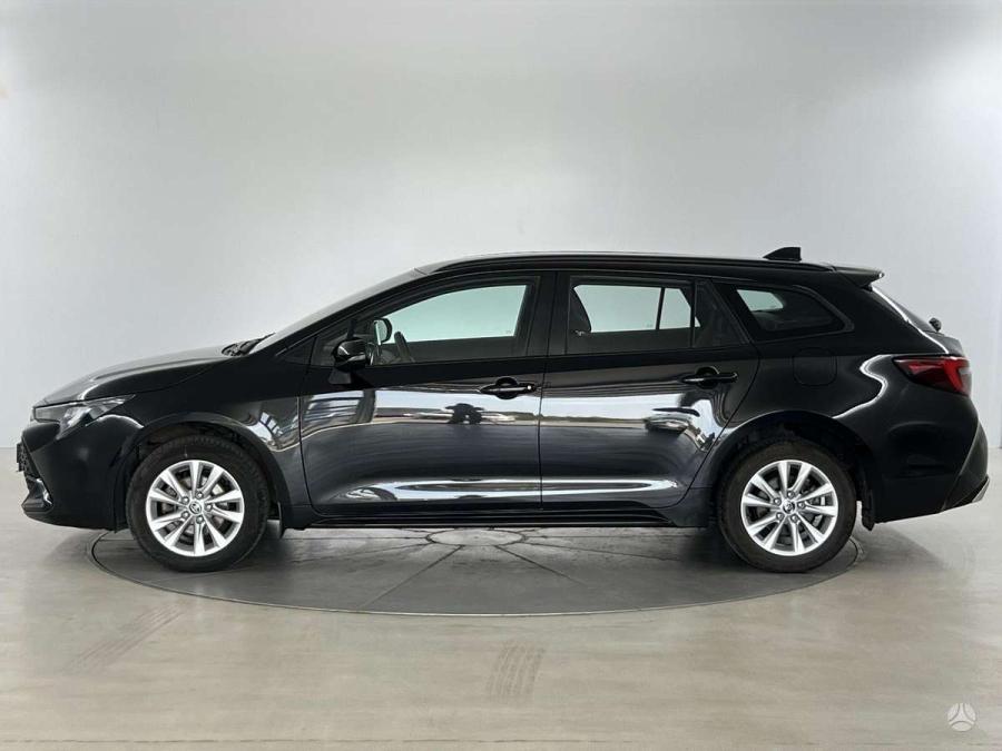 Black Toyota Corolla 2023 in Vilnius, with an engine capacity of 1.80 L and mileage of 72 thousand km for 21900 €, photo 4 on AUTOMOTO.COM.LV
