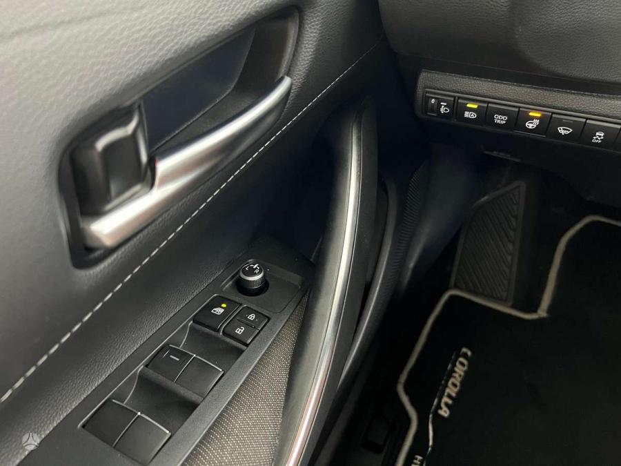Black Toyota Corolla 2023 in Vilnius, with an engine capacity of 1.80 L and mileage of 72 thousand km for 21900 €, photo 25 on AUTOMOTO.COM.LV