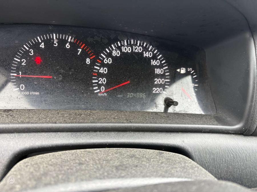 Zils Toyota Corolla 2002 Viļņa, ar dzinēja tilpumu 1.40 L un nobraukumu 131 tūkst. km par 550 €, foto 6 vietnē AUTOMOTO.COM.LV