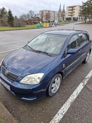 Blue Toyota Corolla 2003 in Jurbarkas, with an engine capacity of 2.00 L and mileage of 314 thousand km for 800 €, photo 3 on AUTOMOTO.COM.LV