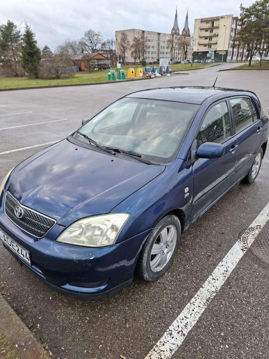 Blue Toyota Corolla 2003 in Jurbarkas, with an engine capacity of 2.00 L and mileage of 314 thousand km for 800 €, photo 3 on AUTOMOTO.COM.LV