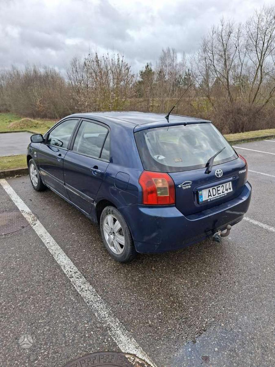 Blue Toyota Corolla 2003 in Jurbarkas, with an engine capacity of 2.00 L and mileage of 314 thousand km for 800 €, photo 5 on AUTOMOTO.COM.LV