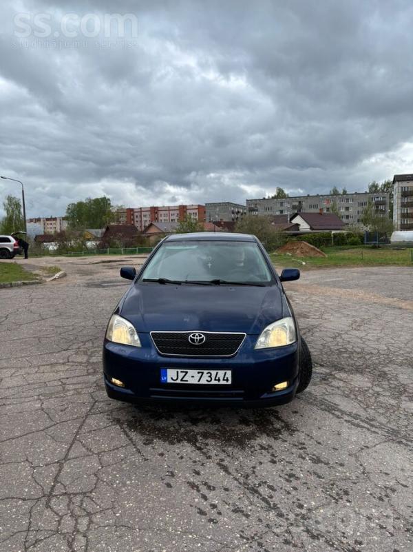 Blue Toyota Corolla 2003 in Kraslava, with an engine capacity of 2.00 L and mileage of 297 thousand km for 1100 €, photo 3 on AUTOMOTO.COM.LV