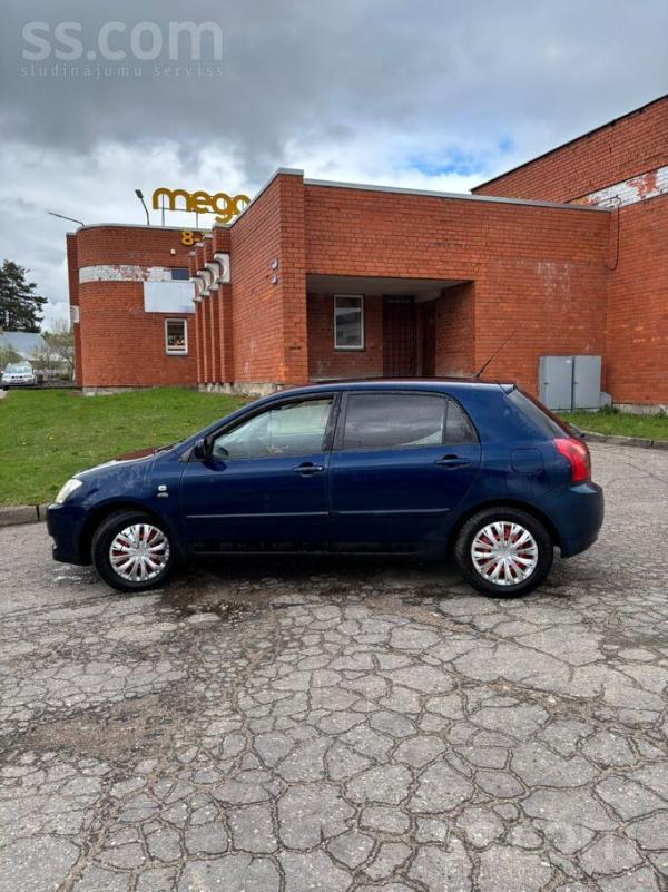 Blue Toyota Corolla 2003 in Kraslava, with an engine capacity of 2.00 L and mileage of 297 thousand km for 1100 €, photo 5 on AUTOMOTO.COM.LV