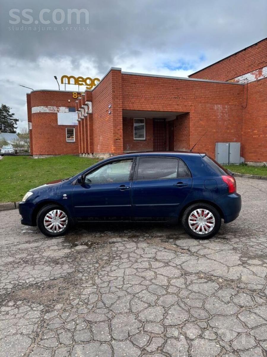 Blue Toyota Corolla 2003 in Kraslava, with an engine capacity of 2.00 L and mileage of 297 thousand km for 1100 €, photo 6 on AUTOMOTO.COM.LV
