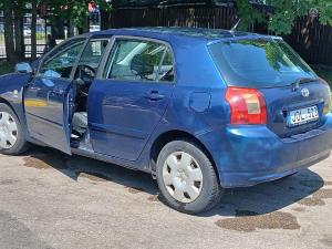 Zils Toyota Corolla 2003 Viļņa, ar dzinēja tilpumu 2.00 L un nobraukumu 300 tūkst. km par 800 €, foto  vietnē AUTOMOTO.COM.LV